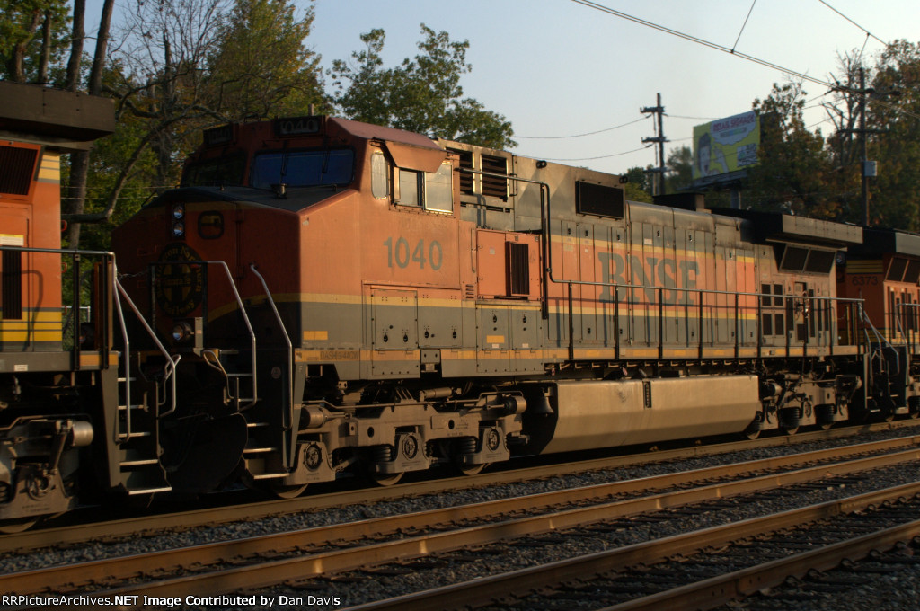 BNSF C44-9W 1040 in H1 paint in the middle o K040-03